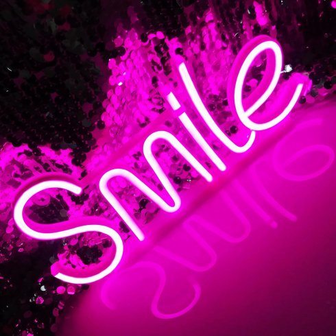 SMILE - tanda lampu menyala LED neon yang tergantung di dinding | Cool ...