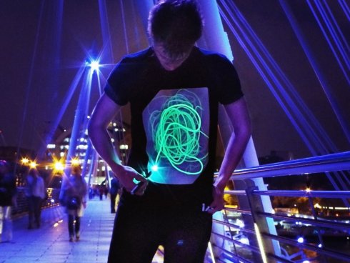 Interactive UV Laser T-shirt - draw your motif | Cool Mania